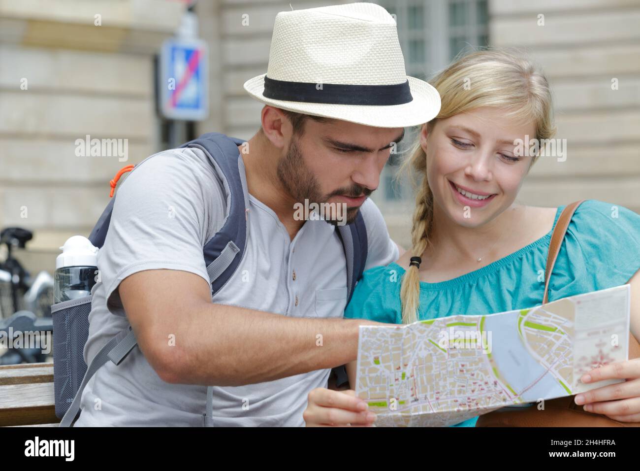 Family reading map outside hi-res stock photography and images - Alamy