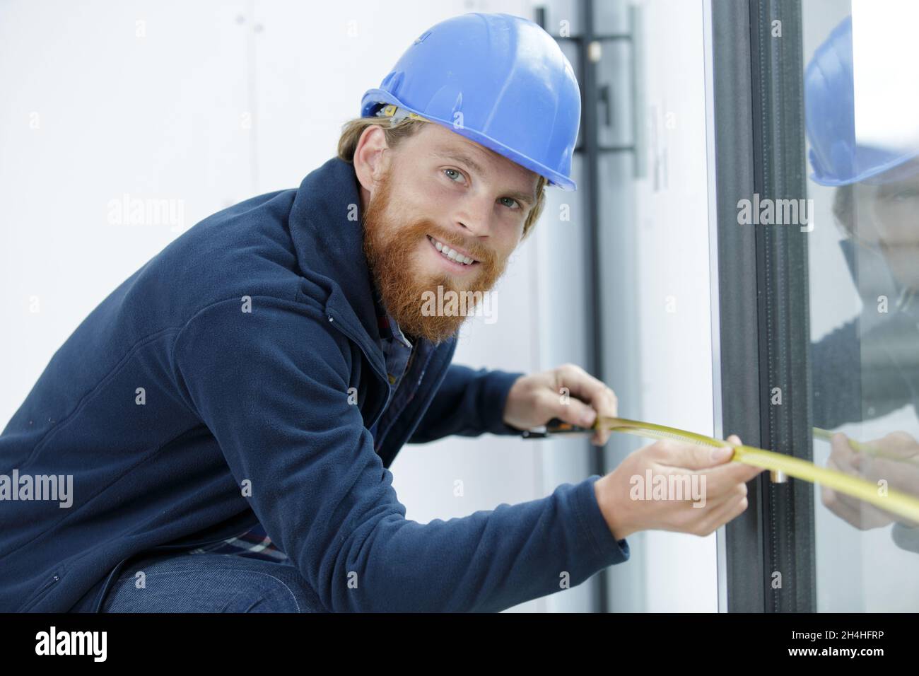 Workman installing windows home hi-res stock photography and images - Alamy