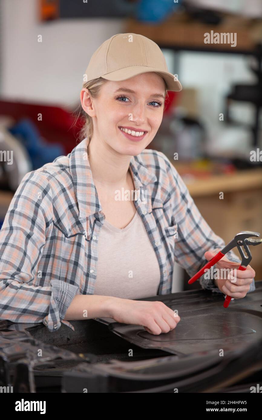 mechanic woman working on car in a shop Stock Photo - Alamy