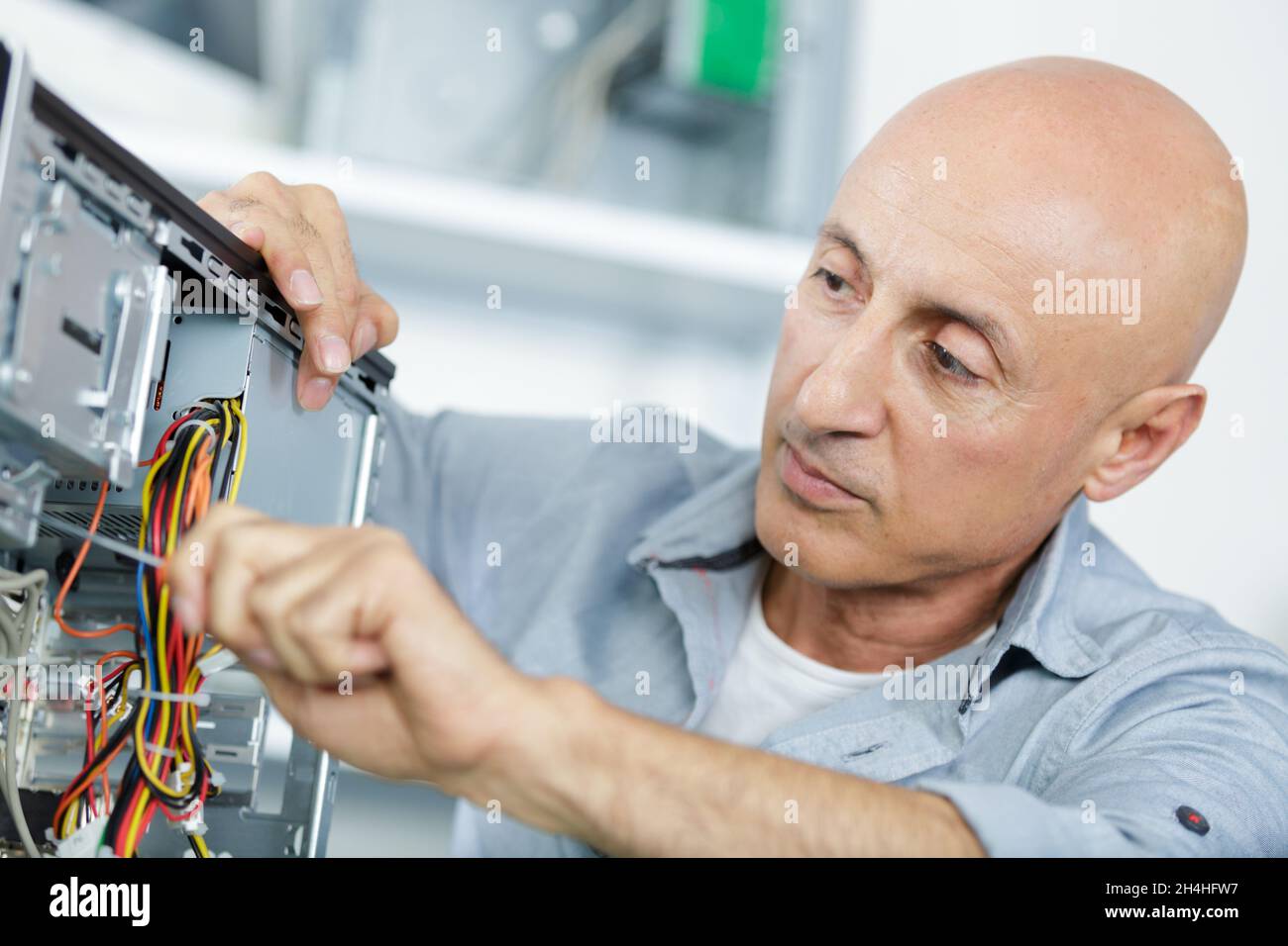 Old man confused computer hi-res stock photography and images - Alamy