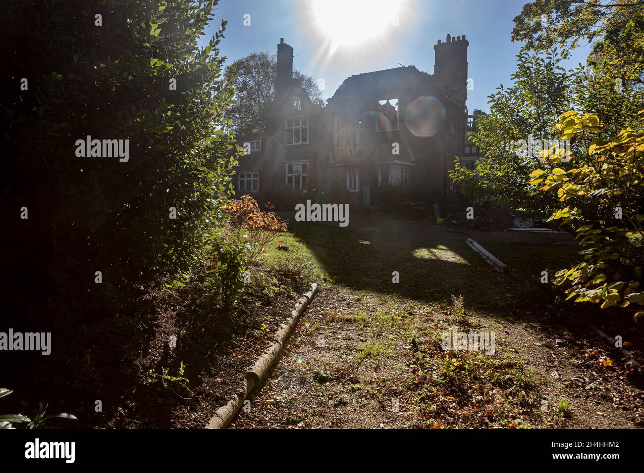Burnt out house hi-res stock photography and images - Alamy