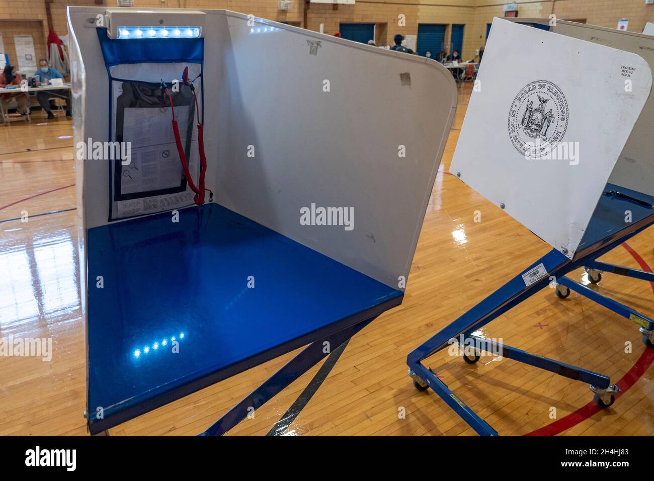 Us voting booths hi-res stock photography and images - Alamy