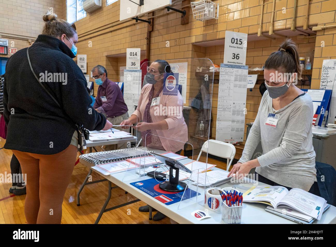 Us election poll station hi-res stock photography and images - Alamy