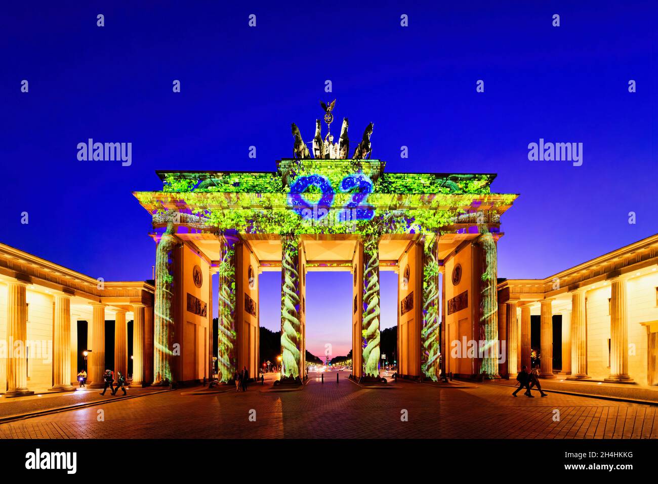 Brandenburg Gate during the Festival of Lights, Pariser Square, Unter ...