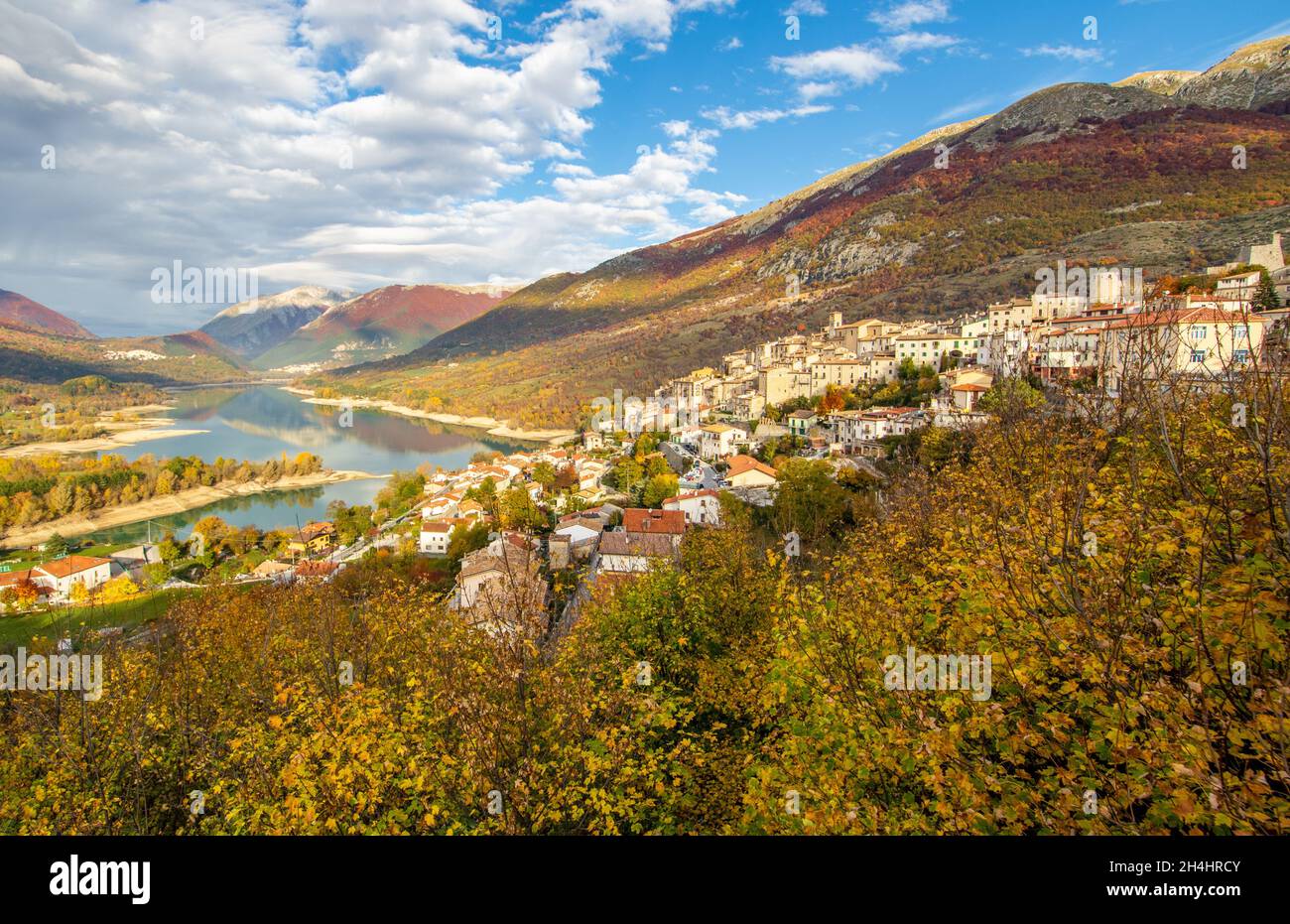 Embedded in the wonderful Abruzzo, Lazio and Molise National Park, Lake ...