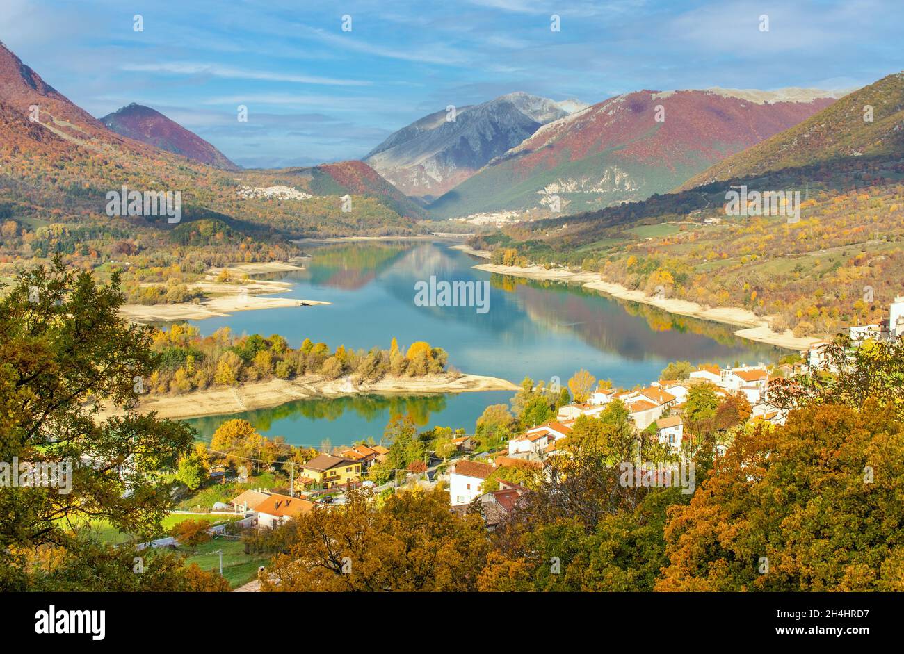 Embedded in the wonderful Abruzzo, Lazio and Molise National Park, Lake ...