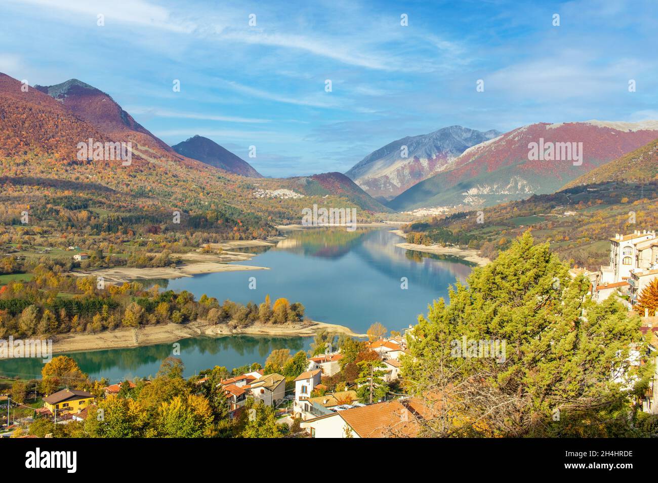 Embedded in the wonderful Abruzzo, Lazio and Molise National Park, Lake ...