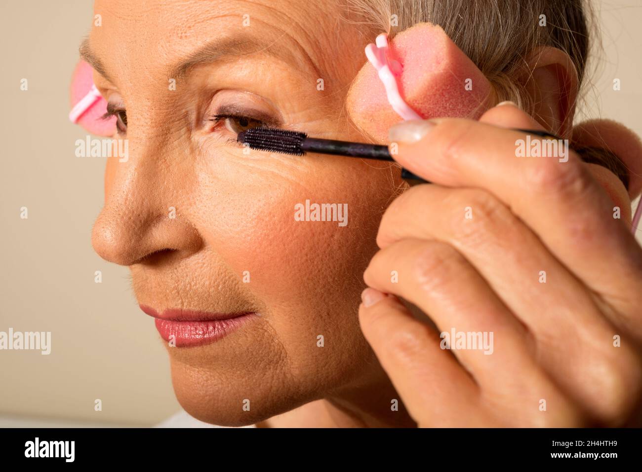Woman applying mascara Stock Photo - Alamy