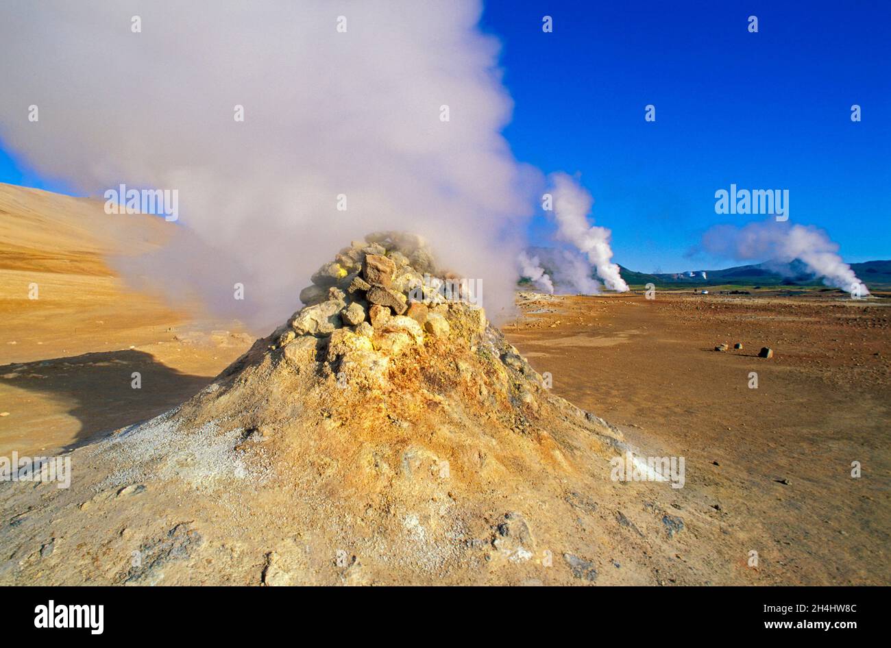 Islande. Fumerolle a Hverir. Lac Myvatn. // Iceland. Smoke and gas at ...