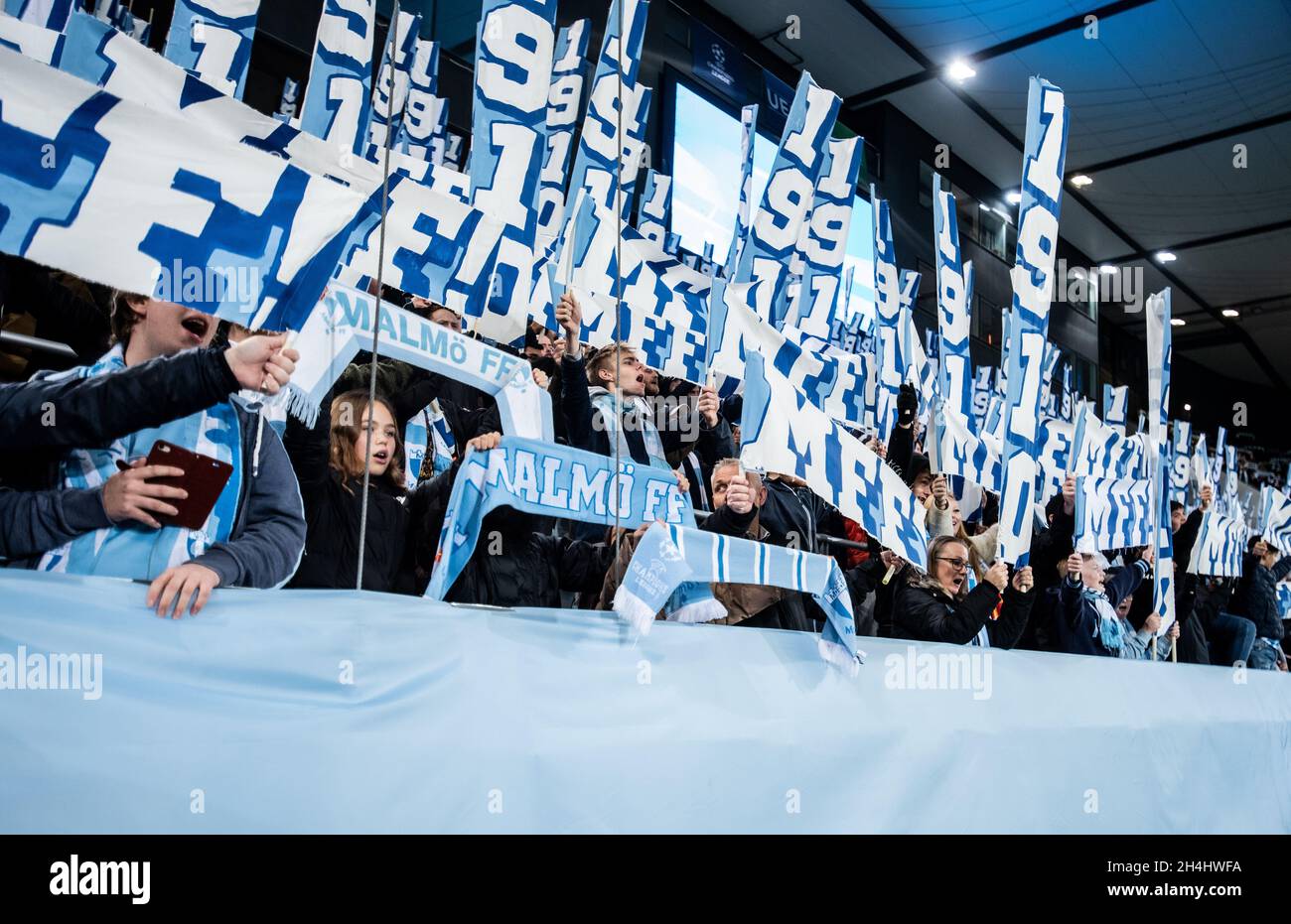 Chelsea fans in stands hi-res stock photography and images - Alamy