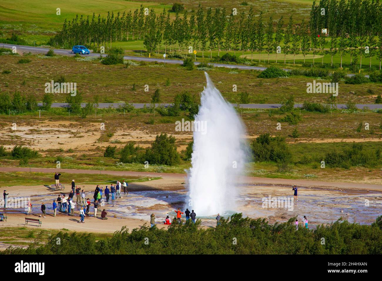 Islande, Site de Geysir, Le geyser Strokkur // Iceland, Site of Geysir ...