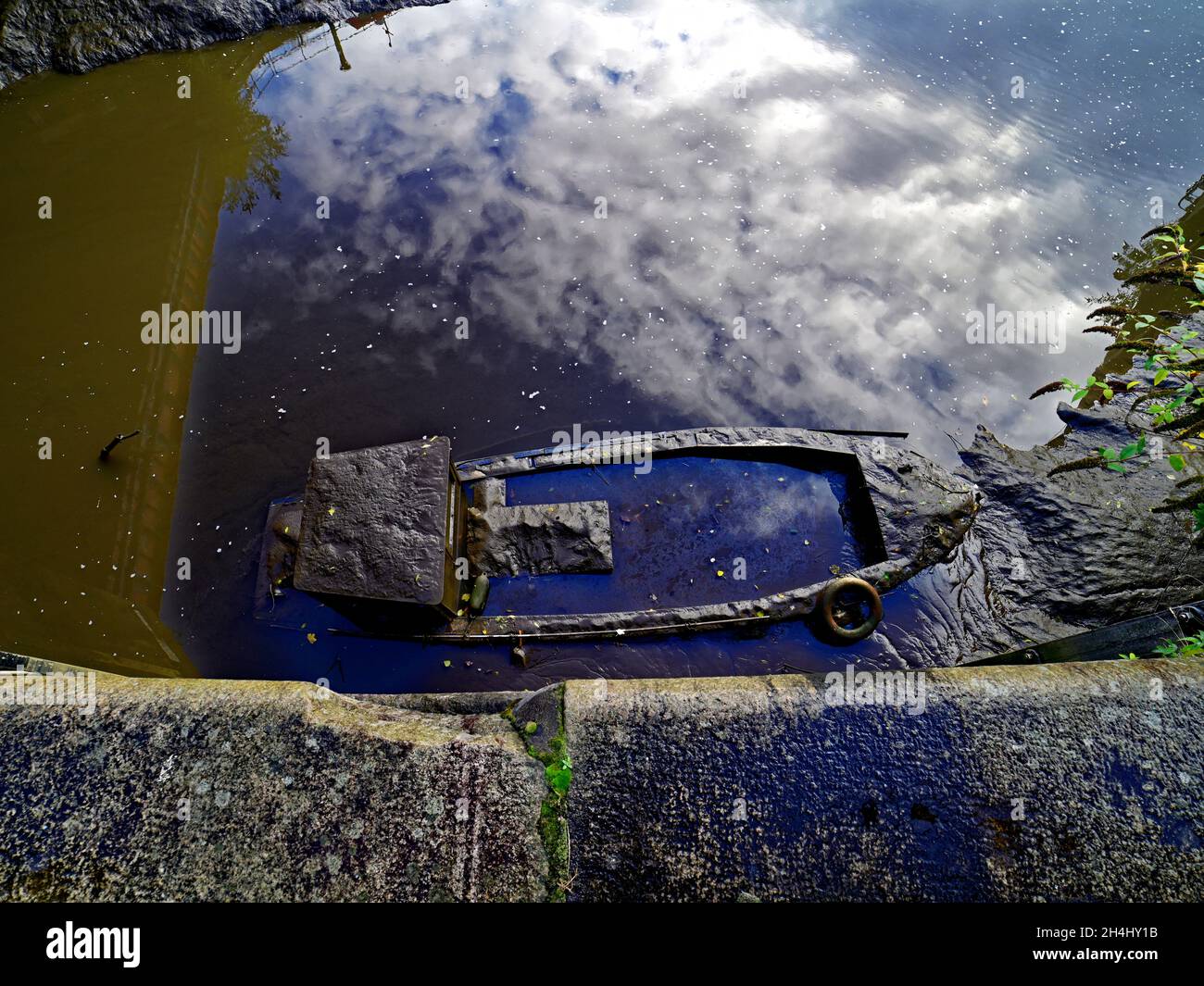 Old boat stranded in mud on the river Tyne Stock Photo - Alamy