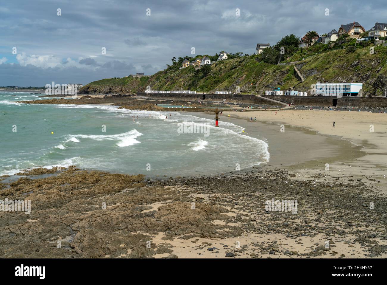 Am Strand von Granville, Normandie, Frankreich | At the beach in ...