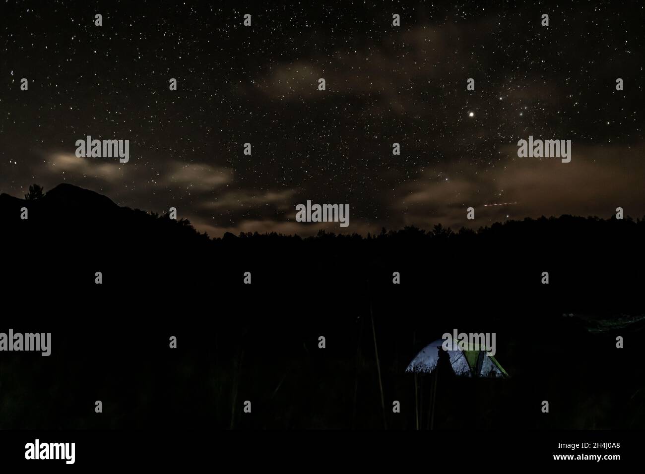 Camping under the stars Stock Photo - Alamy