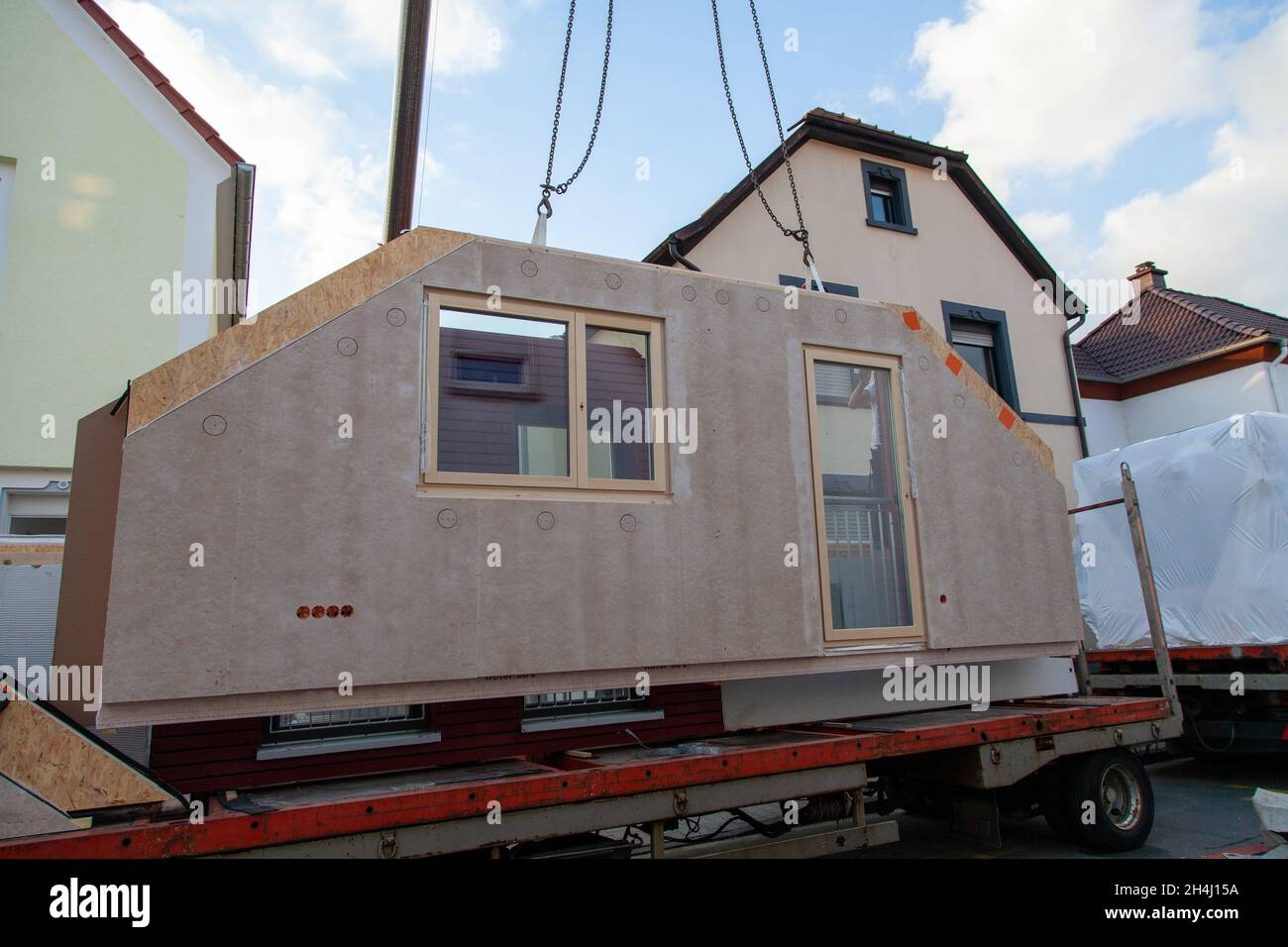 The component for the prefabricated house hovers on the crane rope ...