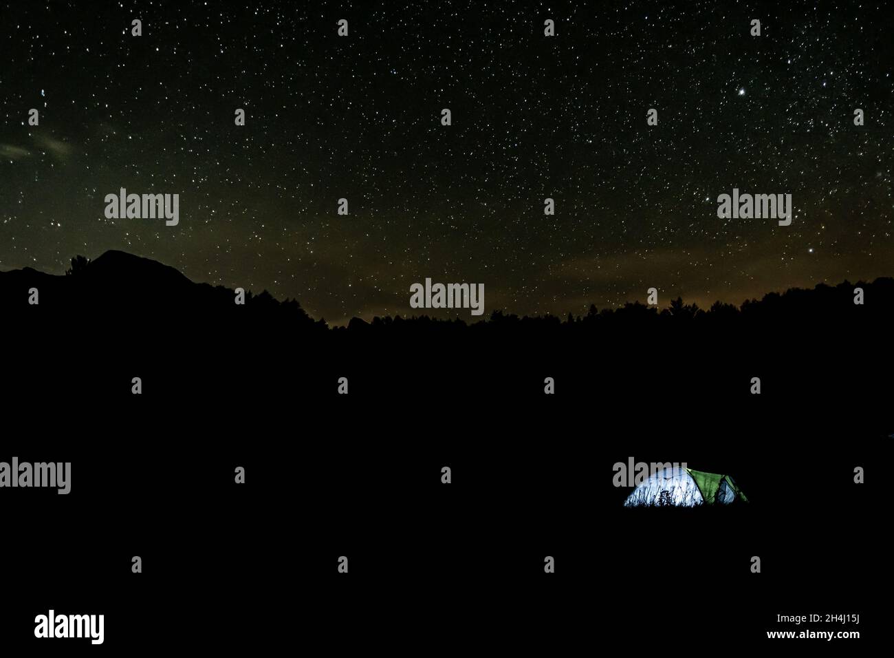 Camping under the stars Stock Photo - Alamy