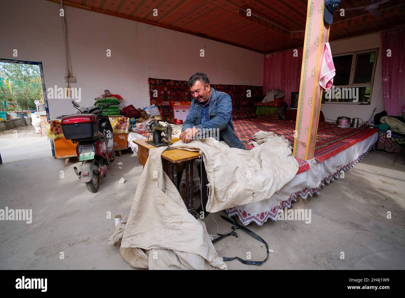 Yuli chinas xinjiang uygur autonomous hi-res stock photography and ...