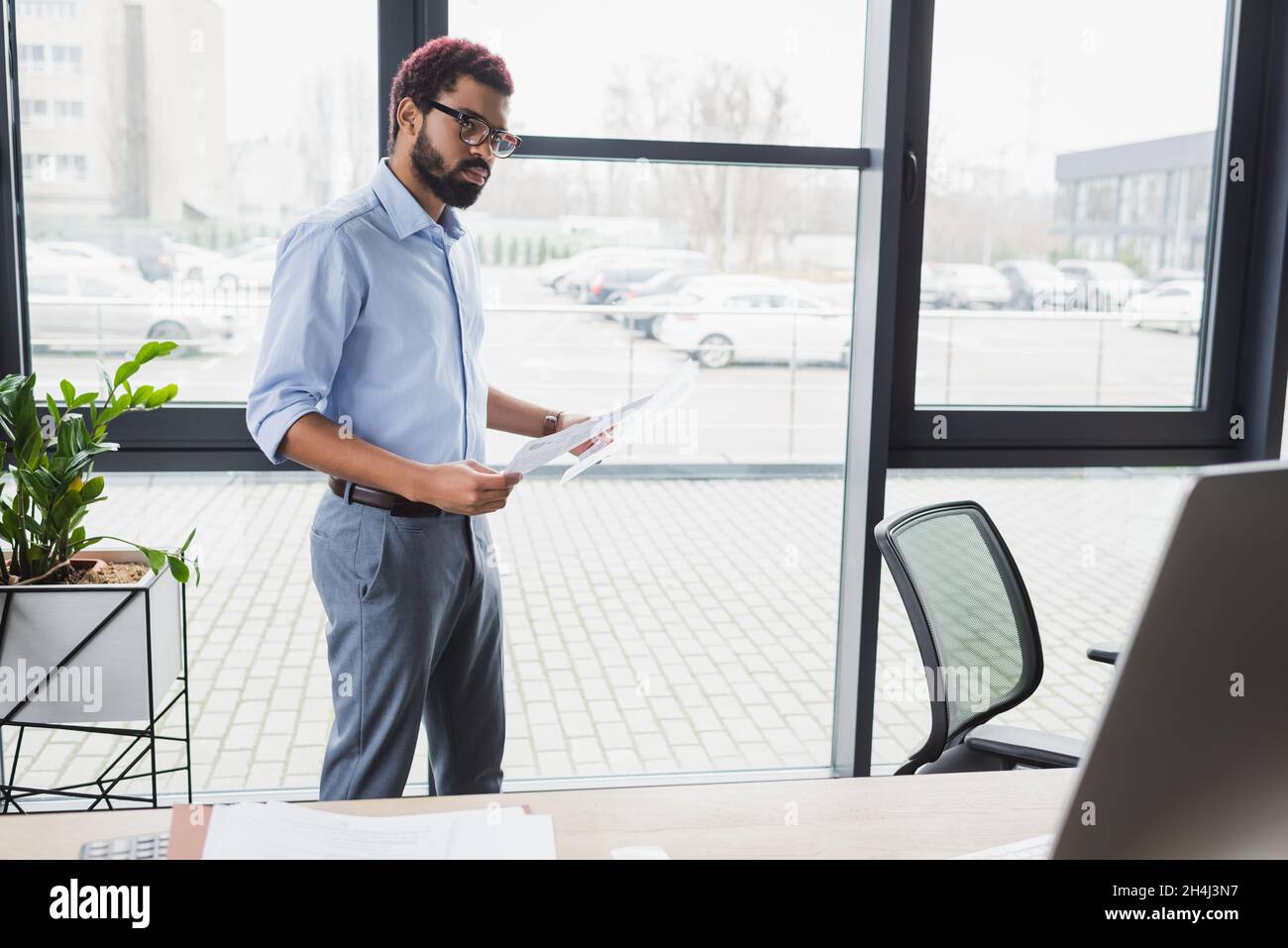 Businessman holding documents hi-res stock photography and images - Alamy