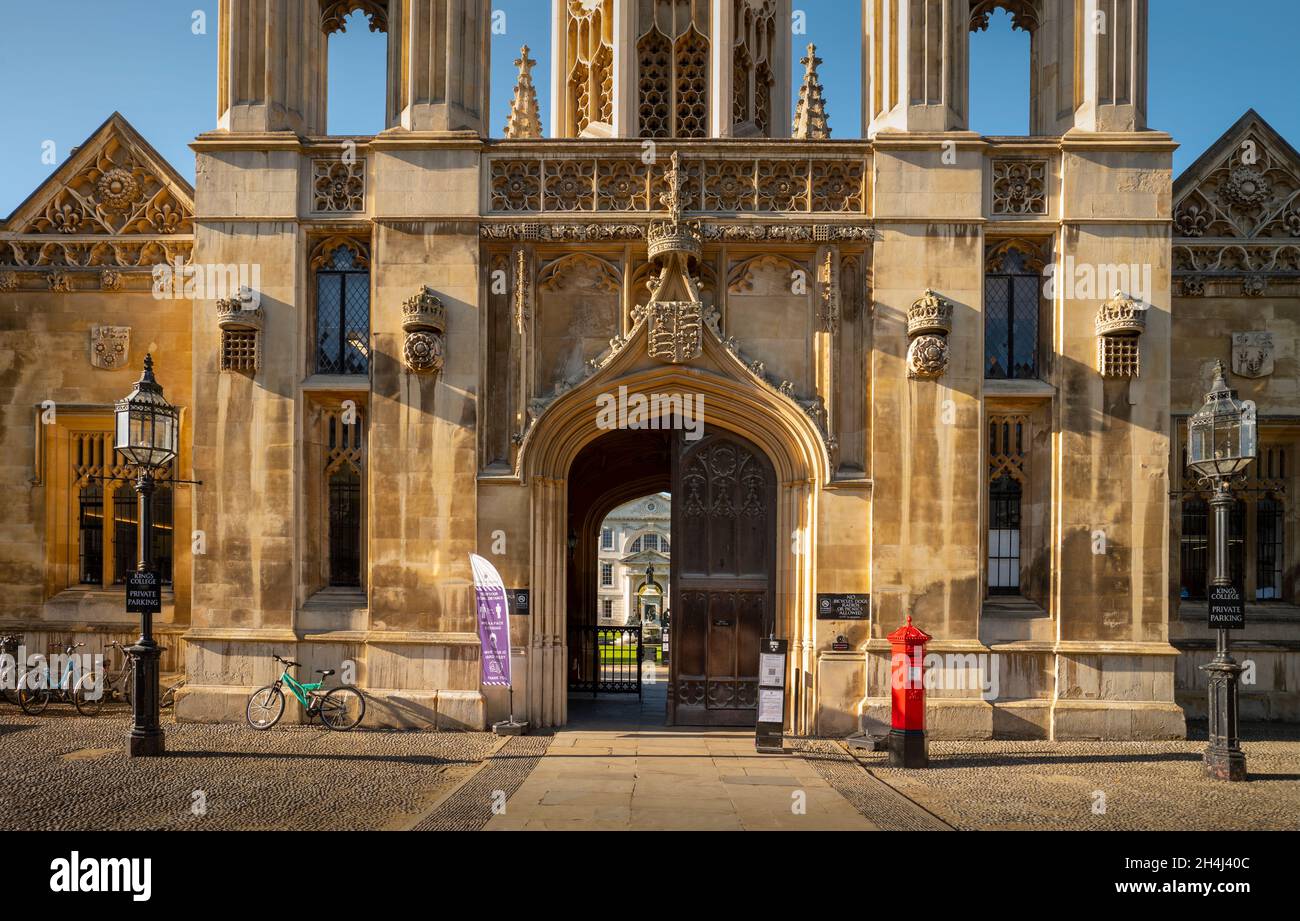Kings college cambridge entrance gate hi-res stock photography and ...