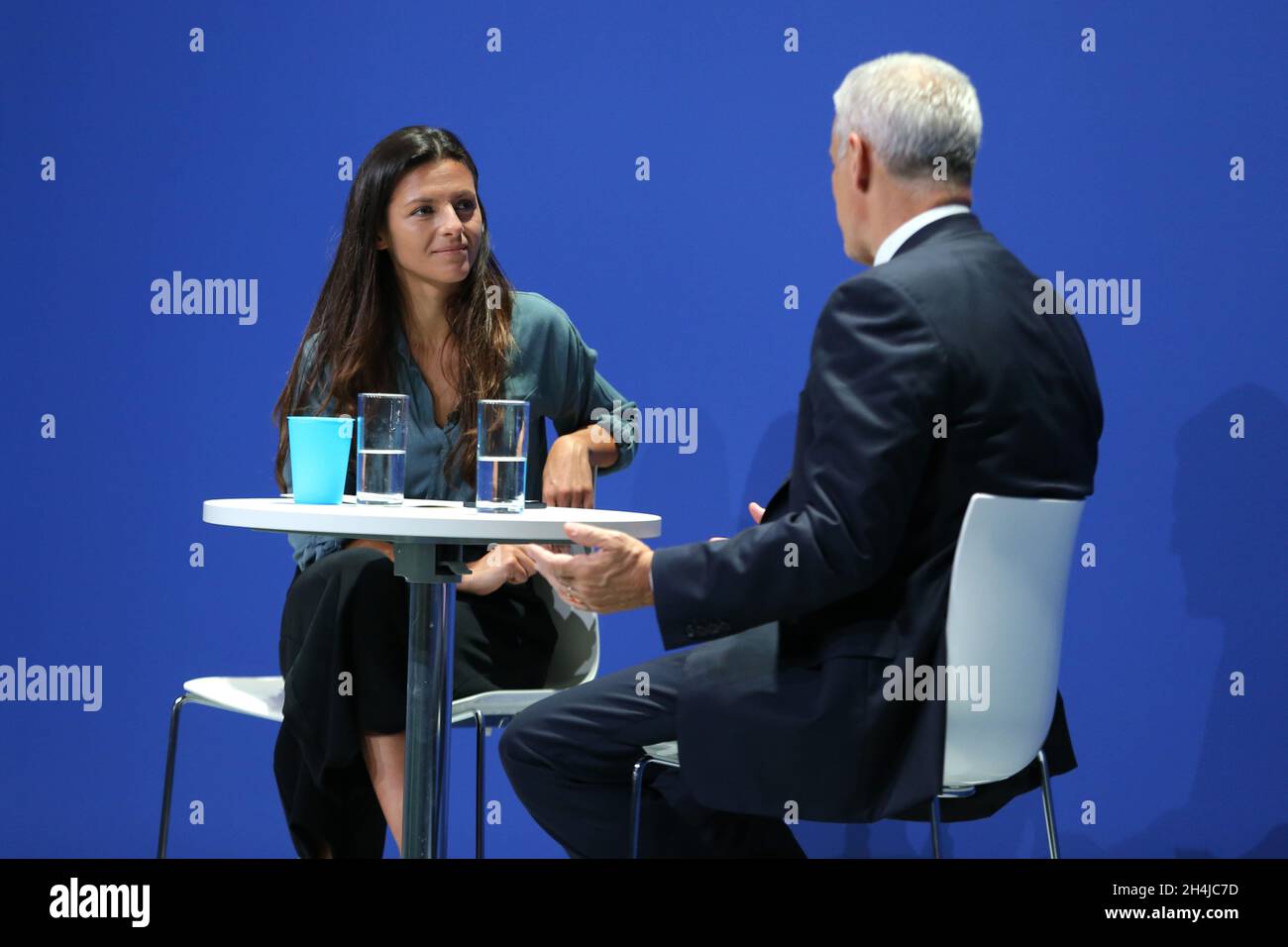 Lizzie daly interviews bill winters hi-res stock photography and images ...