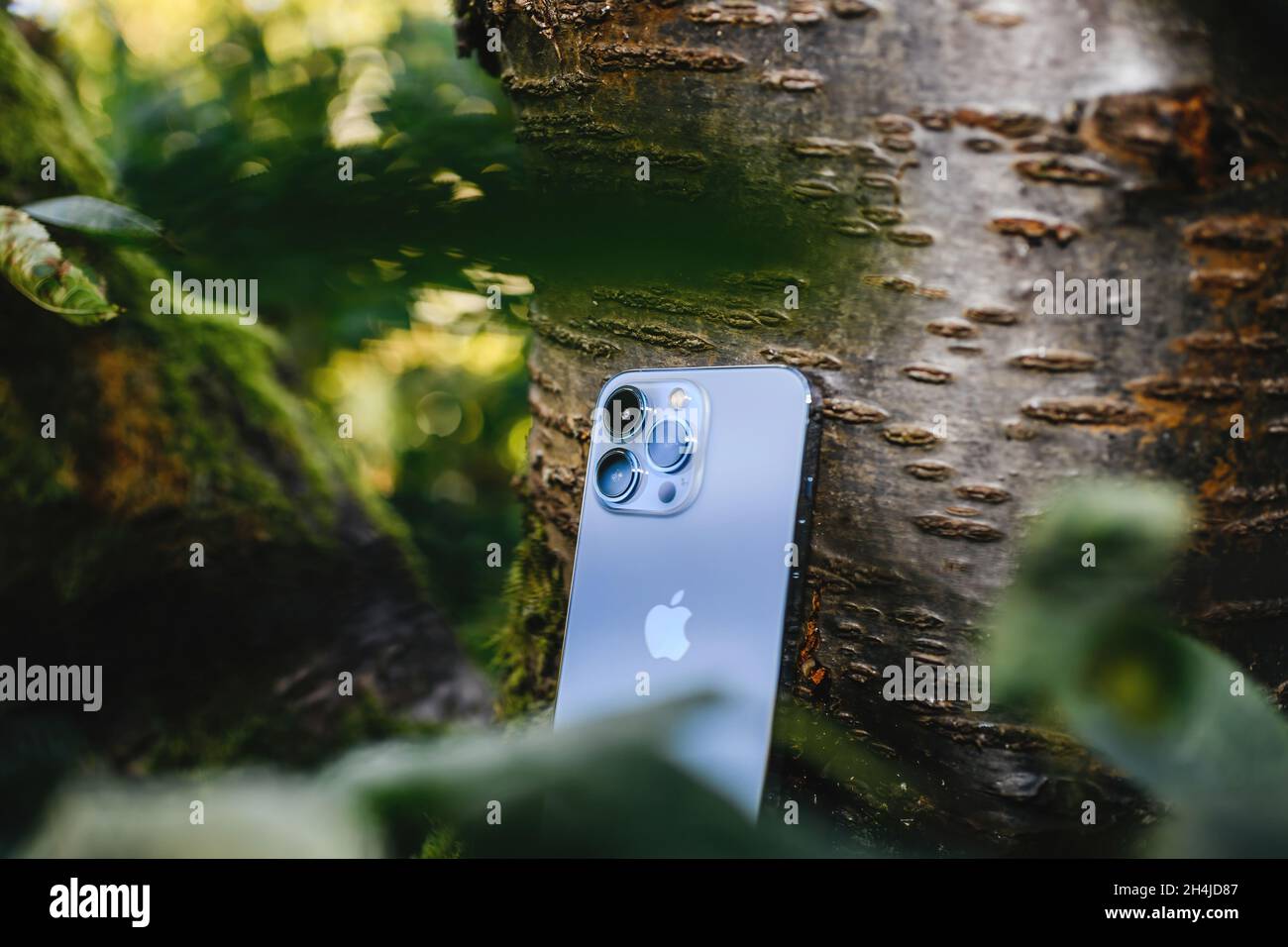 Focus on the three cameras of the new iPhone 13 Pro by Apple computers ...