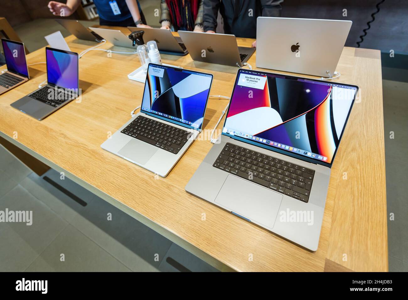 Laptop Bar Apple Updates 13 Inch MacBook Pro With Magic Keyboard,