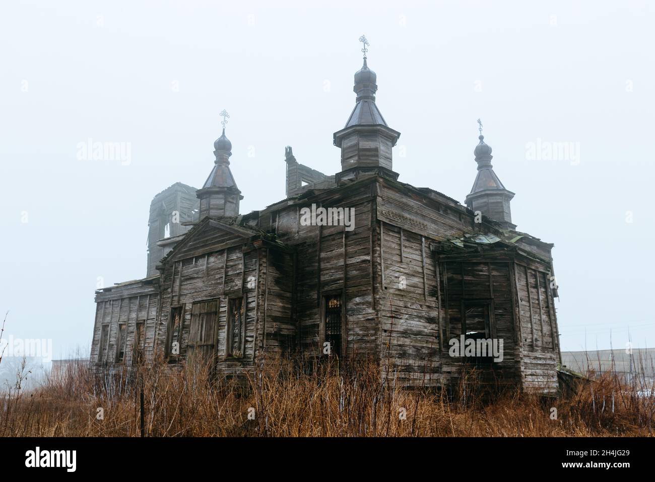 Old abandoned wooden ruined Russian church in fog in Kamenka, Kursk ...