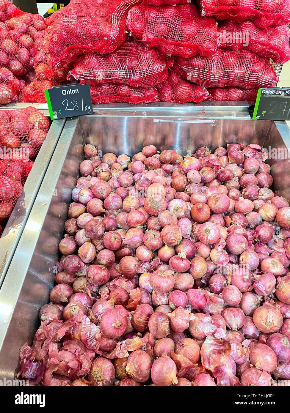 Ripe onion in supermarket basket hi-res stock photography and images ...