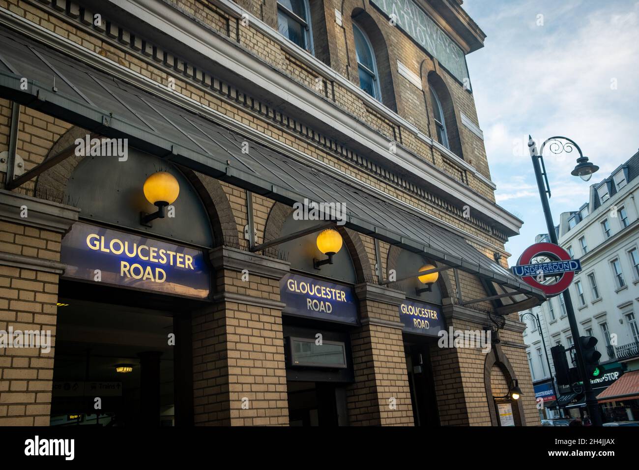 Station road sign hi-res stock photography and images - Alamy