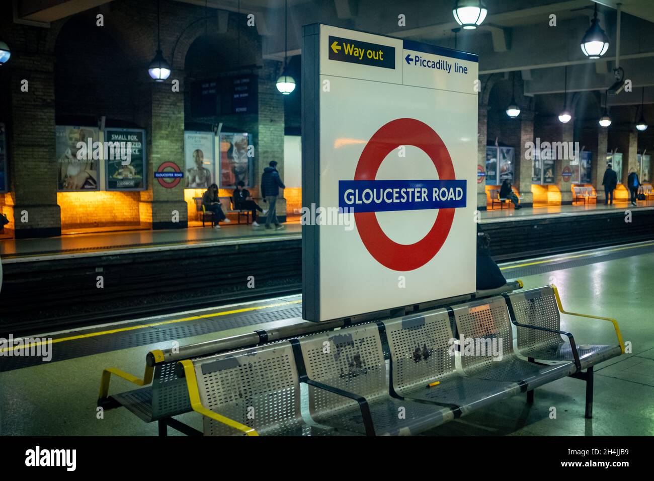 Station road sign hi-res stock photography and images - Alamy