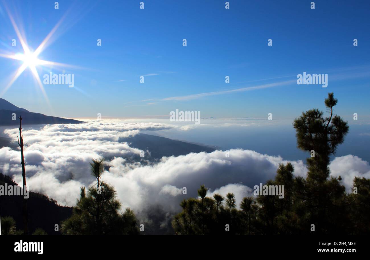 Mar de nubes desde el Teide Stock Photo - Alamy