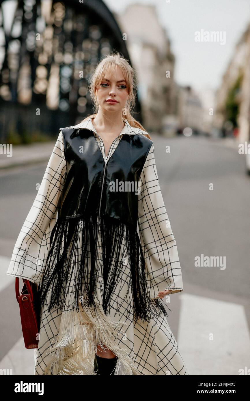 Street style, Anouchka Gauthier arriving at Victoria Tomas Spring ...