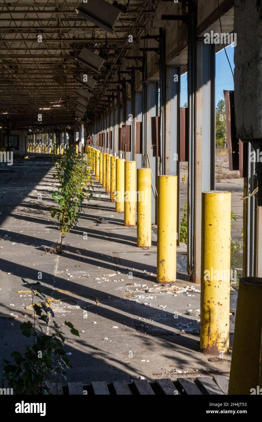 Detroit, Michigan - Loading docks at an abandoned trucking terminal ...