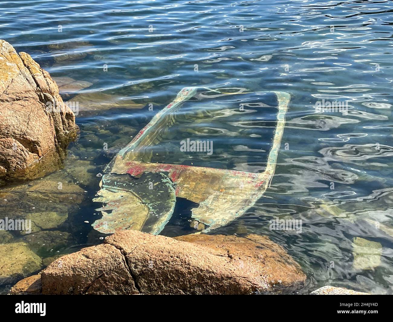 Abandoned sunken boat hi-res stock photography and images - Alamy