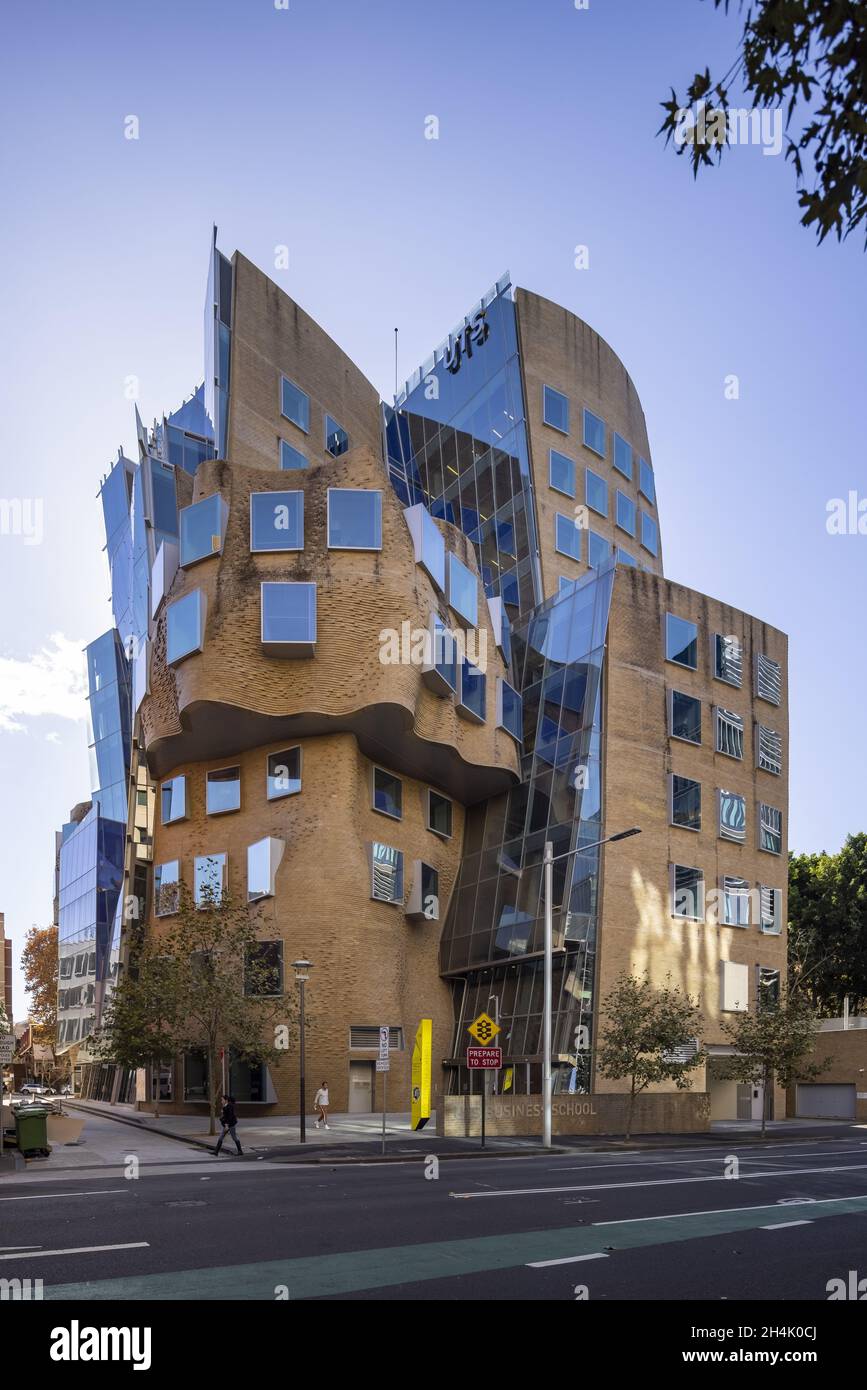 SYDNEY, AUSTRALIA - Sep 30, 2021: A vertical shot of the iconic ...
