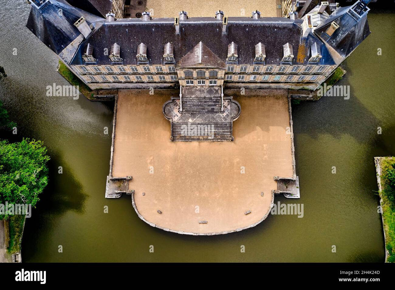 France, Saone et Loire, Chateau de Sully castle Stock Photo - Alamy