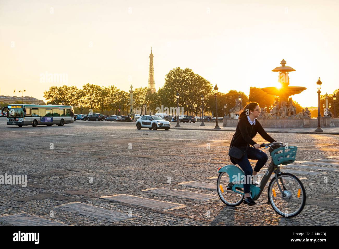 France, Paris, cyclist on the Place de la Concorde Stock Photo - Alamy
