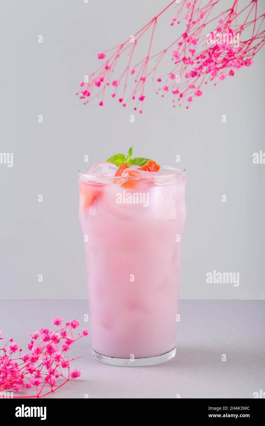 Crushed strawberry pink flowers hi-res stock photography and images - Alamy