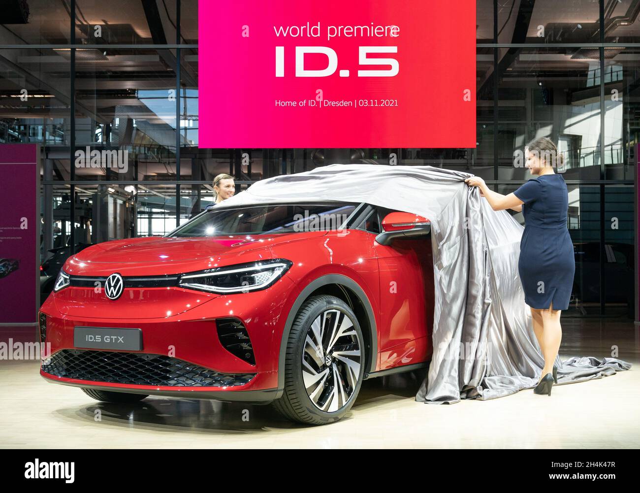 Dresden, Germany. 03rd Nov, 2021. VW presents the ID.5, the new top ...