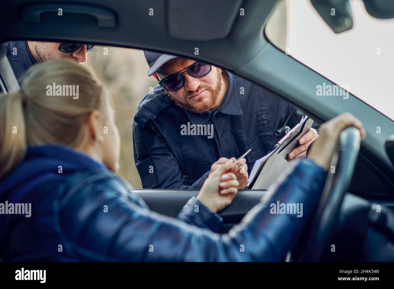 Police officers issue a fine to female driver Stock Photo - Alamy