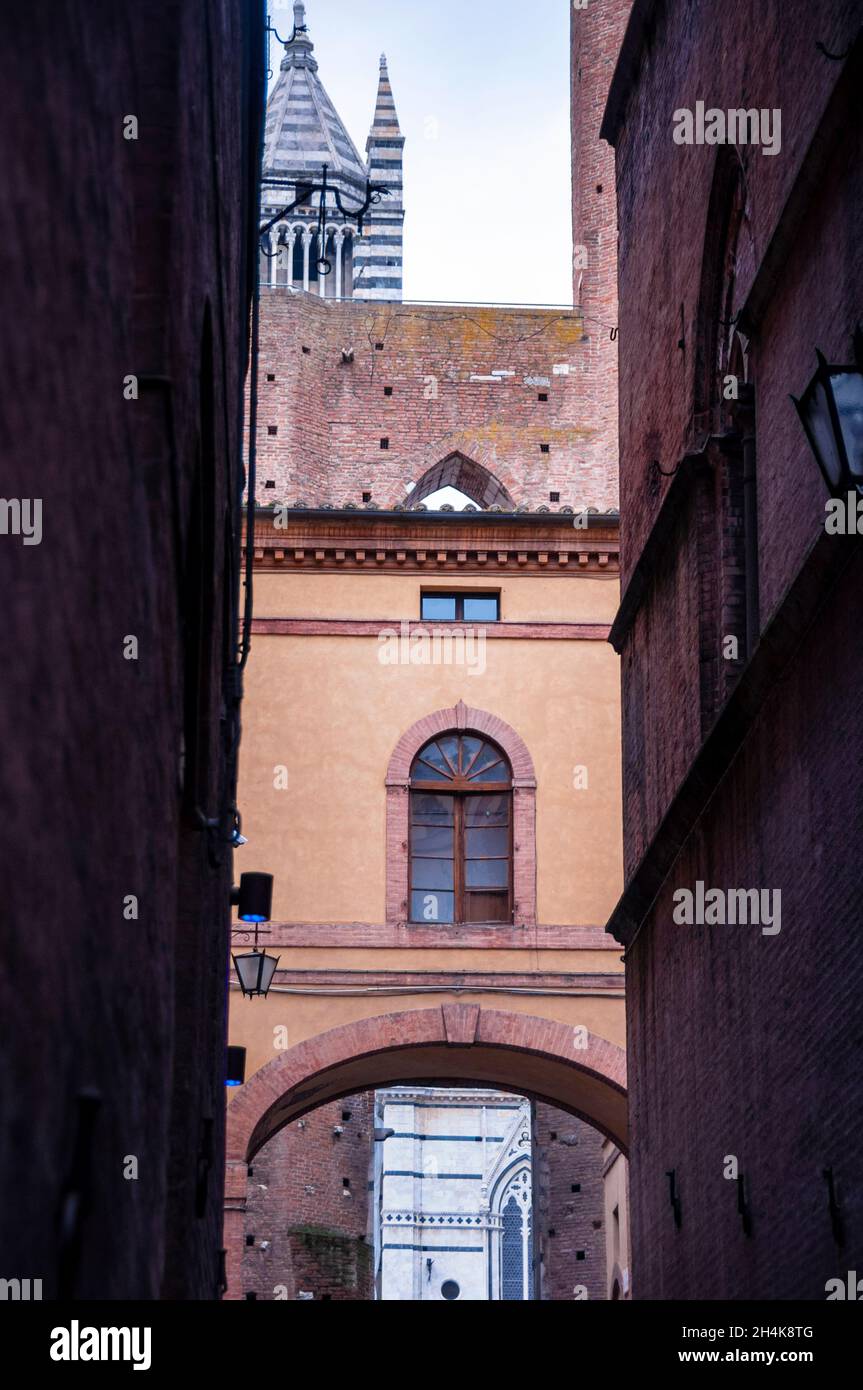 Gothic style sienese arch hi-res stock photography and images - Alamy