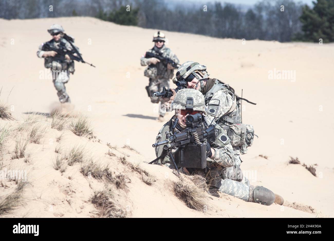Paratrooper in desert hi-res stock photography and images - Alamy
