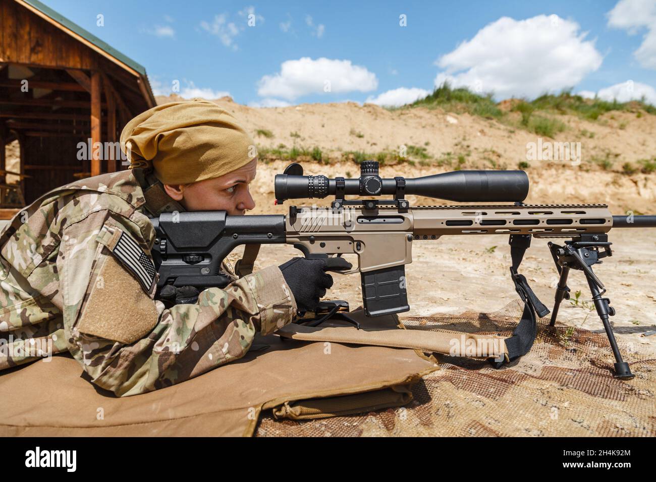 Female soldier with gun hi-res stock photography and images - Alamy
