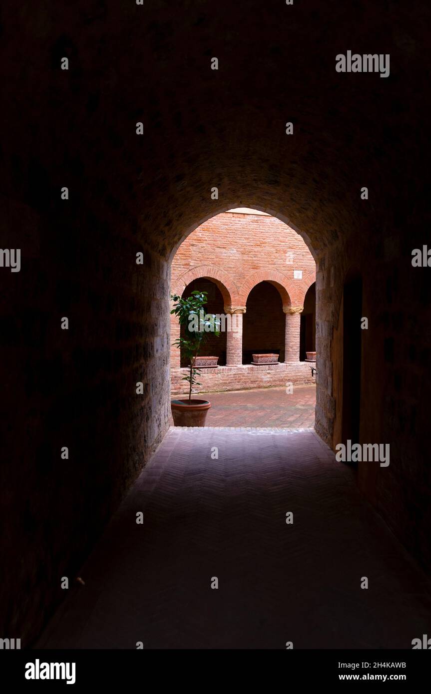 Barrel arch hi-res stock photography and images - Alamy