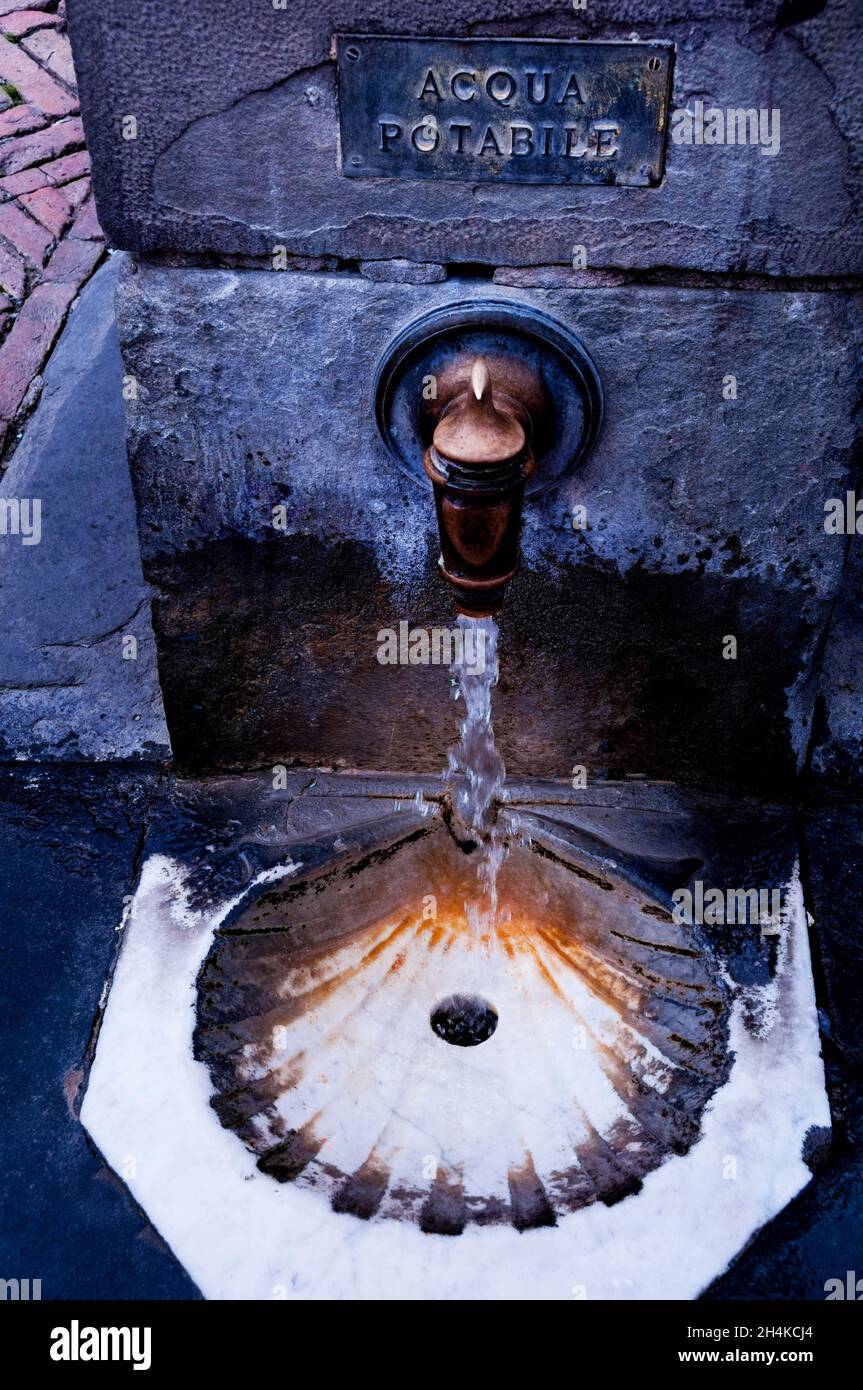 Small shell motif drinking water fountain "Acqua Potable" in the ...