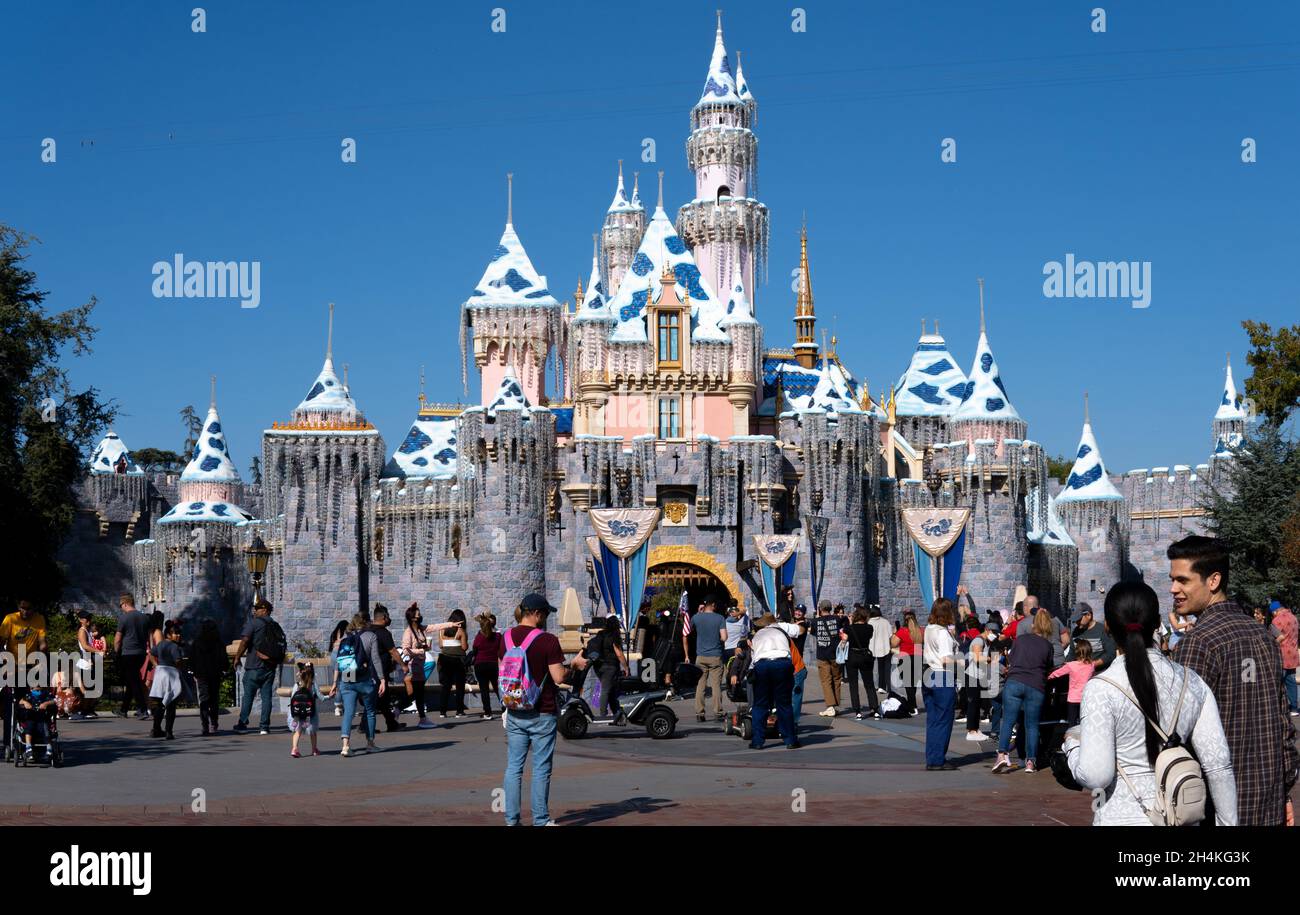 Anaheim california disneyland castle hi-res stock photography and ...