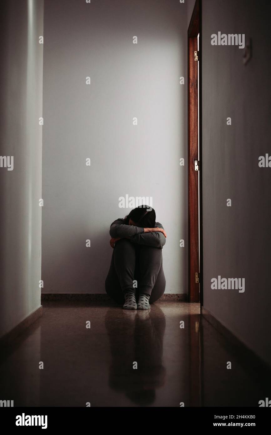 Side profile woman sad hi-res stock photography and images - Alamy