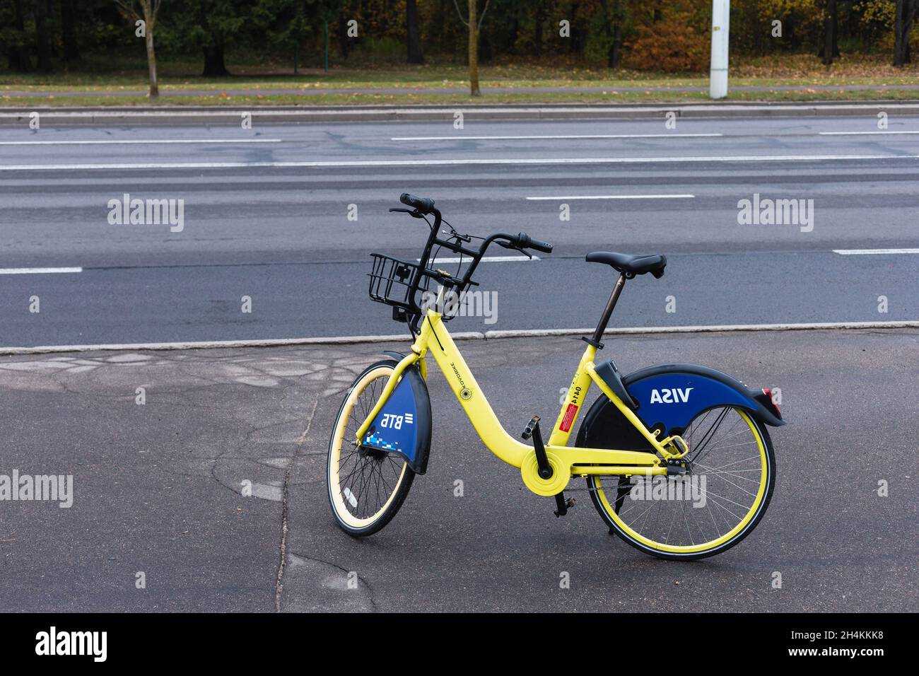 Yellow rental bike stands hi-res stock photography and images - Alamy
