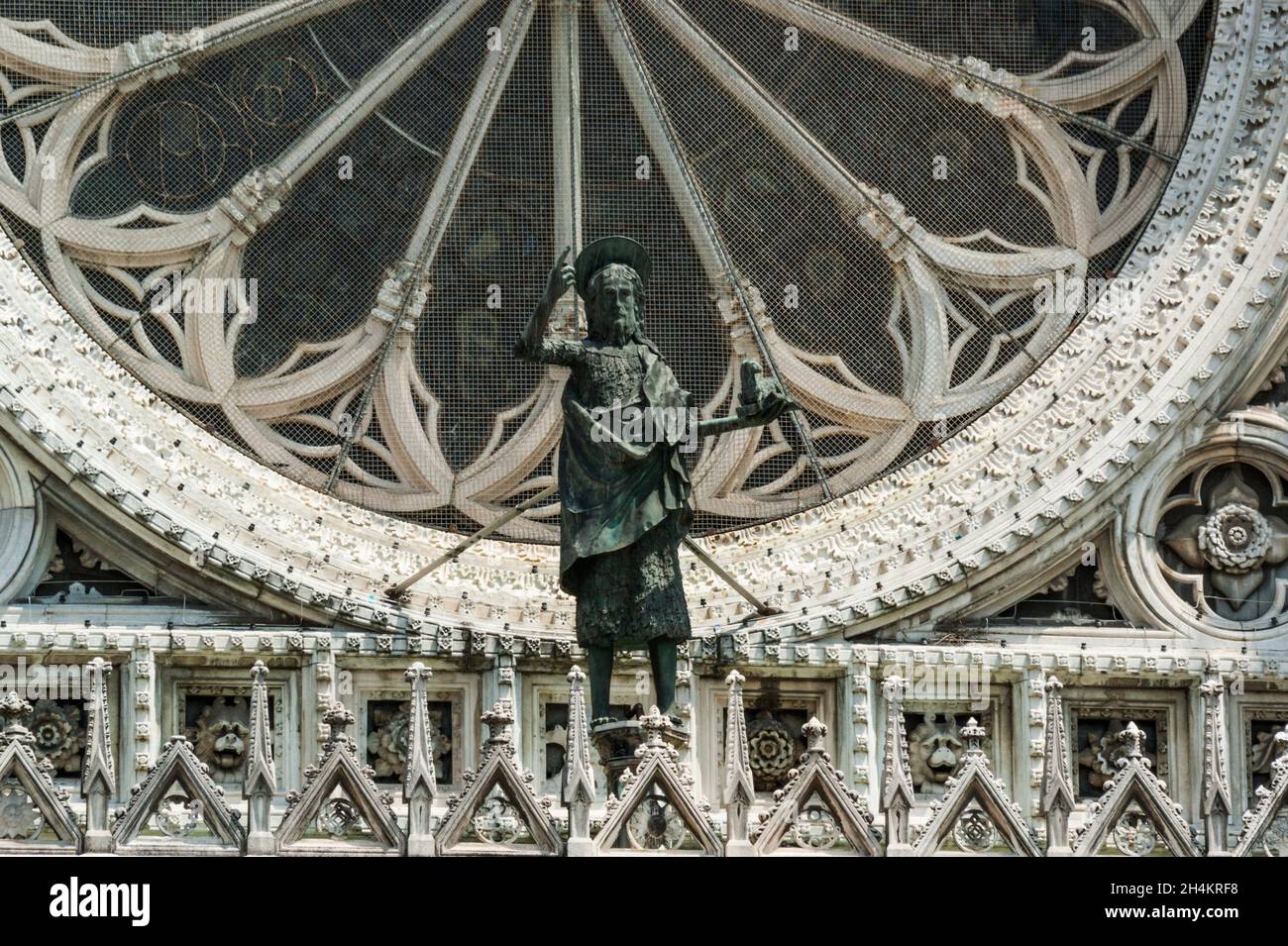 Romanesque Rose Window High Resolution Stock Photography and Images - Alamy