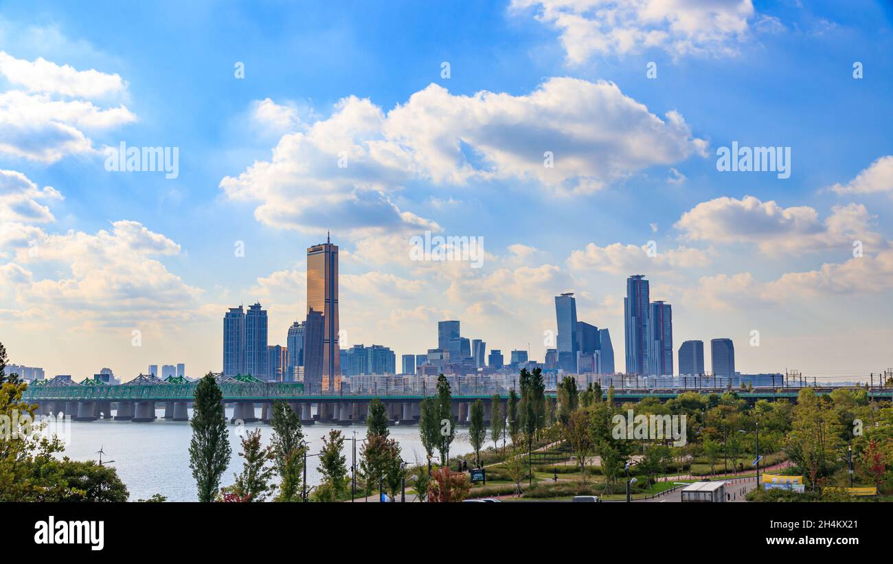 The scenery of Yeouido, Seoul. Hanwha 63 Building Han River view. Seoul ...
